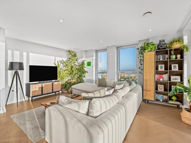 2 bedroom property in Southwark Bridge Road, London, SE1 £4,250 pcm | Chestertons