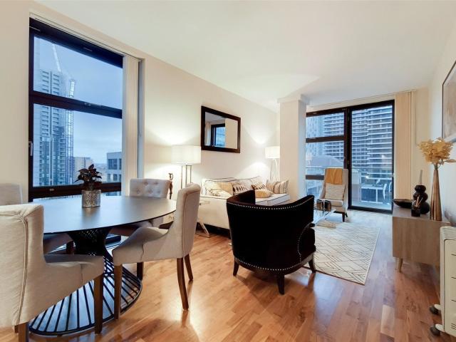 2 bedroom property in South Quay Square, Isle Of Dogs, London, E14 £3,500 pcm | Chestertons