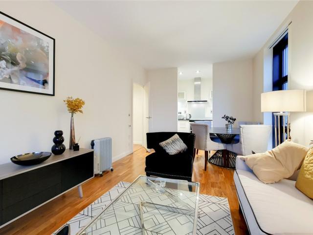 2 bedroom property in South Quay Square, Isle Of Dogs, London, E14 £3,230 pcm | Chestertons
