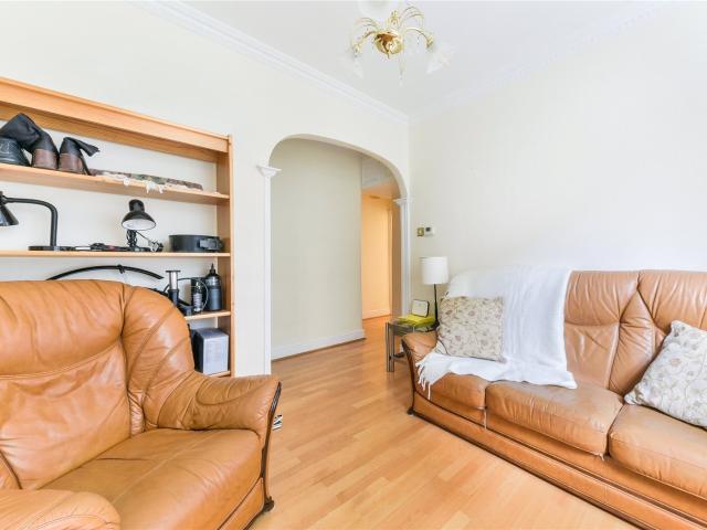2 bedroom property in Siddons Court, 39 Tavistock Street, Covent Garden, WC2E £3,034 pcm | Chestertons