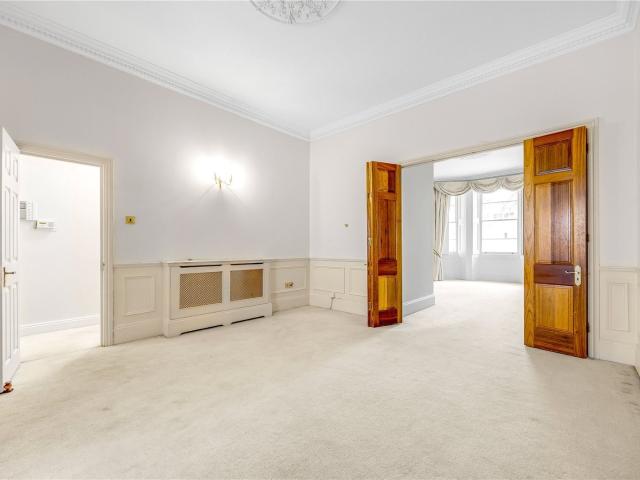 2 bedroom property in St Georges Square, Pimlico, London, SW1V £3,750 pcm | Chestertons