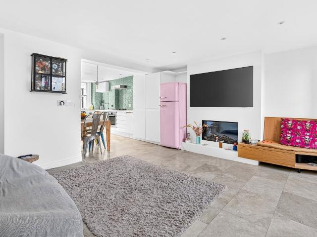 2 bedroom property in St. Peter's Street, Angel, Islington, London, N1 £3,500 pcm | Chestertons