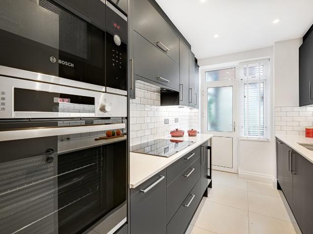 2 bedroom property in Stafford Court, Kensington High Street, London, W8 £1,200 pw | Chestertons