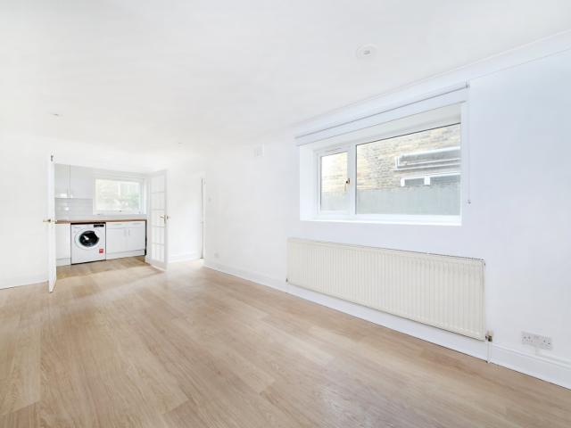 2 bedroom property in Stonhouse Street, London, SW4 £2,600 pcm | Chestertons