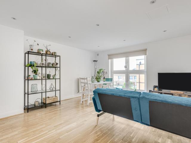 2 bedroom property in Pembroke House, 71 Kings Avenue, London, SW4 £2,750 pcm | Chestertons