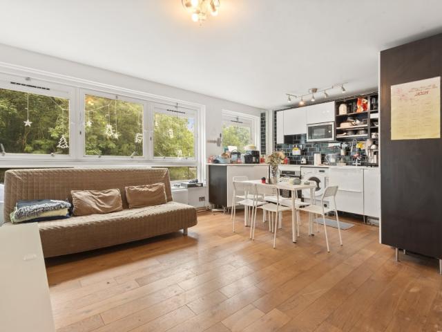 2 bedroom property in Penfields House, York Way Estate, London, N7 £2,450 pcm | Chestertons