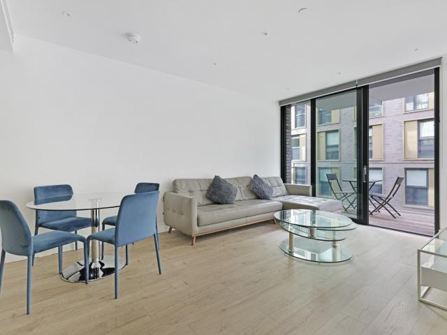 2 bedroom property in Piazza Walk, London, E1 £3,800 pcm | Chestertons