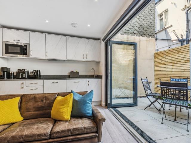 2 bedroom property in Prospect Place, Heathfield Terrace, London, W4 £3,750 pcm | Chestertons