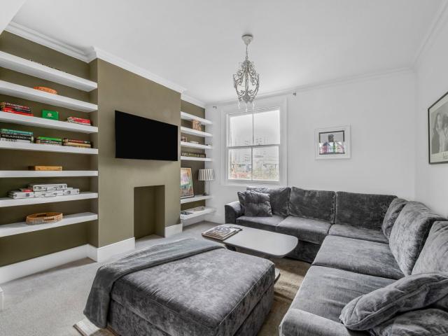 2 bedroom property in Putney Bridge Road, London, SW18 £4,000 pcm | Chestertons