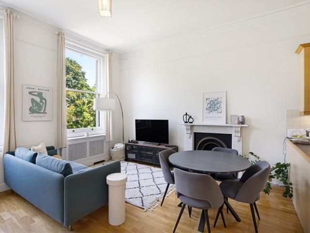 2 bedroom property in Queens Gate Gardens, South Kensington, London, SW7 £4,000 pcm | Chestertons