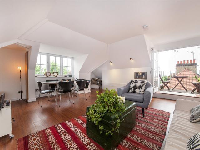 2 bedroom property in Rosecroft Avenue, Hampstead, London, NW3 £3,100 pcm | Chestertons
