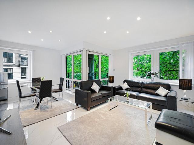 2 bedroom property in Warren House, Beckford Close, Warwick Road, London, W14 £4,100 pcm | Chestertons