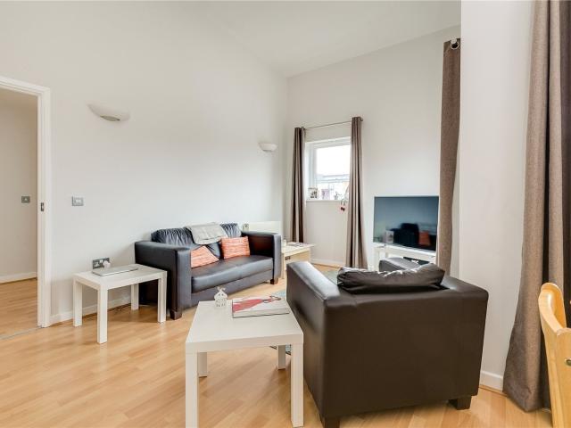 2 bedroom property in Wellington Square, Kings Cross, Islington, London, N1 £2,850 pcm | Chestertons