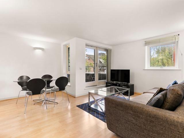 2 bedroom property in Wellington Square, Islington, London, N1 £2,750 pcm | Chestertons