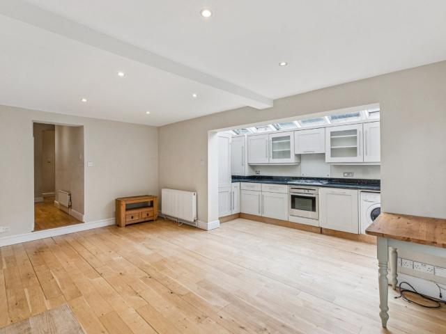 2 bedroom property in Tonsley Hill, Wandsworth Town, London, SW18 £3,000 pcm | Chestertons