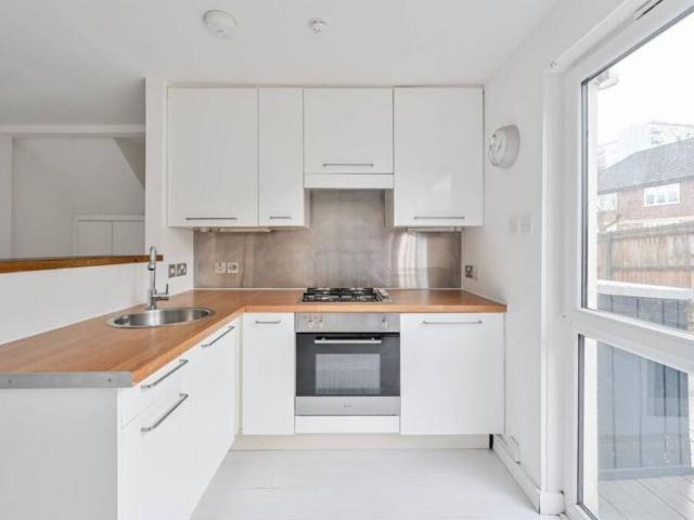 2 bedroom property in The Heights, Charlton, London, SE7 £1,595 pcm | Chestertons