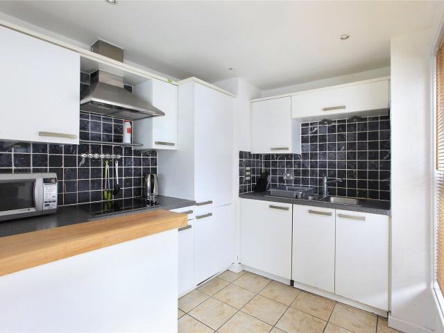 2 bedroom property in The Polygon, Clapham Common, London, SW4 £2,750 pcm | Chestertons