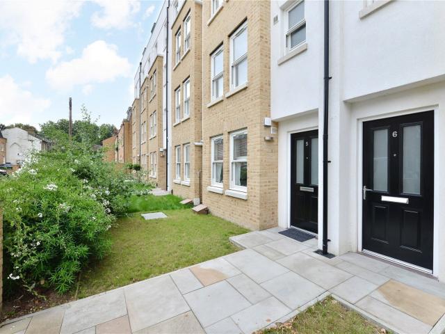 2 bedroom property in Travers House, Trafalgar Grove, London, SE10 £2,400 pcm | Chestertons