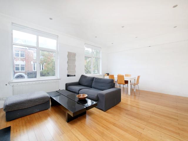 2 bedroom property in Upper Richmond Road West, East Sheen, London, SW14 £2,200 pcm | Chestertons