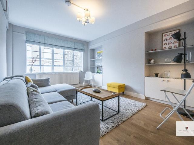 2 bedroom property in Vicarage Gate, Kensington, London, W8 £3,900 pcm | Chestertons