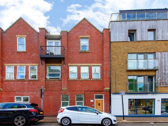 2 bedroom property in Yukon Road, London, SW12 £2,200 pcm | Chestertons