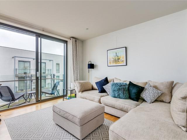 2 bedroom property in Yvon House, Alexandra Avenue, London, SW11 £2,900 pcm | Chestertons