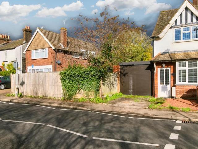 2 bedroom property with land for sale