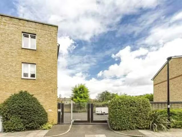 2 bedroom property to let in Milligan Street, London, E14 £2.