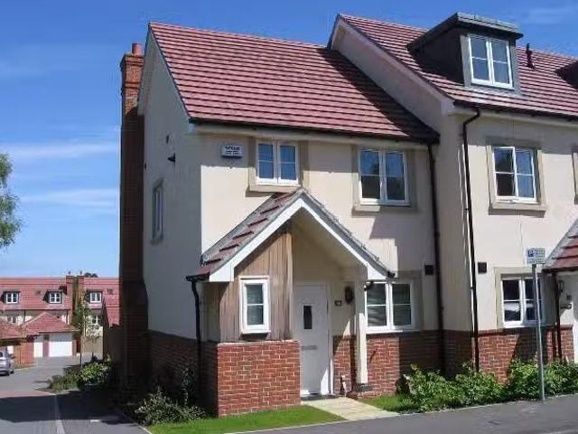 2 bedroom property to let in North Close, Lymington, Hampshire.