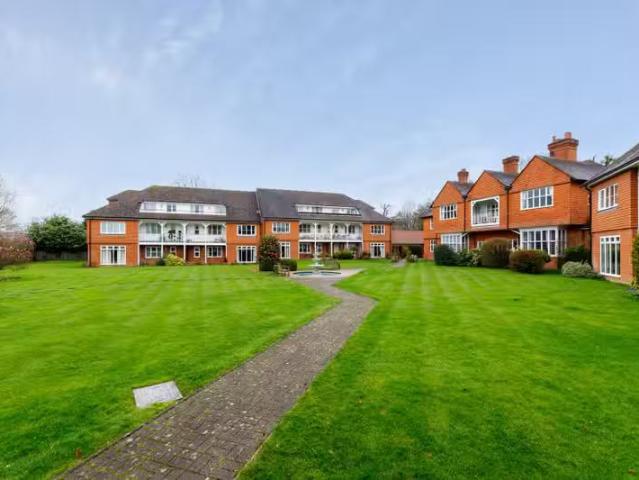 2 bedroom property to let in Oak Lodge, Leigh Corner, Cobham.