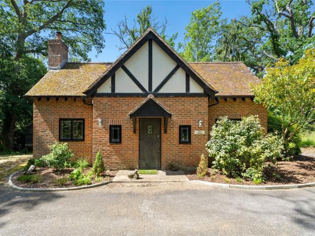 2 bedroom property to let in Old Lane, Cobham, Surrey, KT11 £3,000 pcm