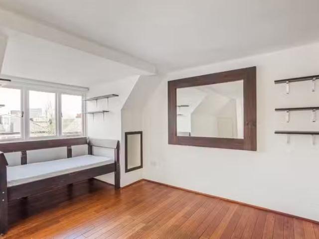 2 bedroom property to let in Aldridge Road Villas, London, W11.