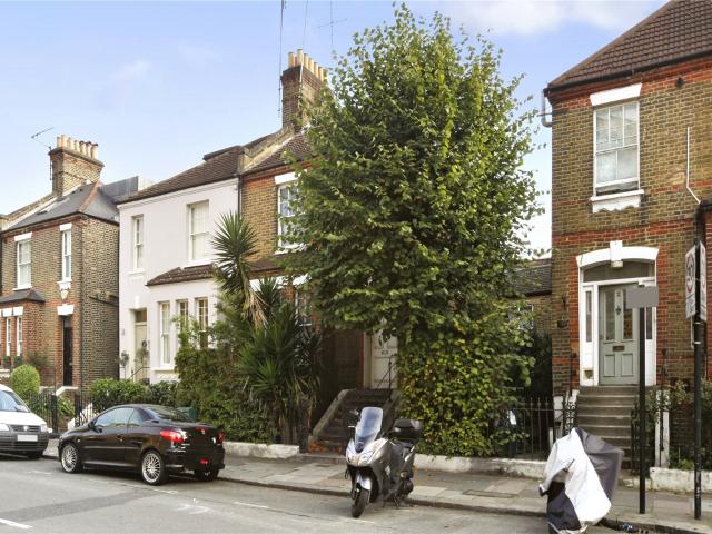 2 bedroom property to let in Alexandra Avenue, Battersea, London, SW11 £2,800 pcm