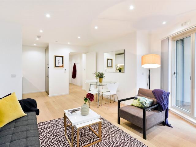 2 bedroom property to let in Balham Hill, London, SW12 £8,160 pcm