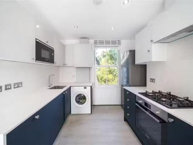2 bedroom property to let in Barnwell Road, London, SW2 £3,1.