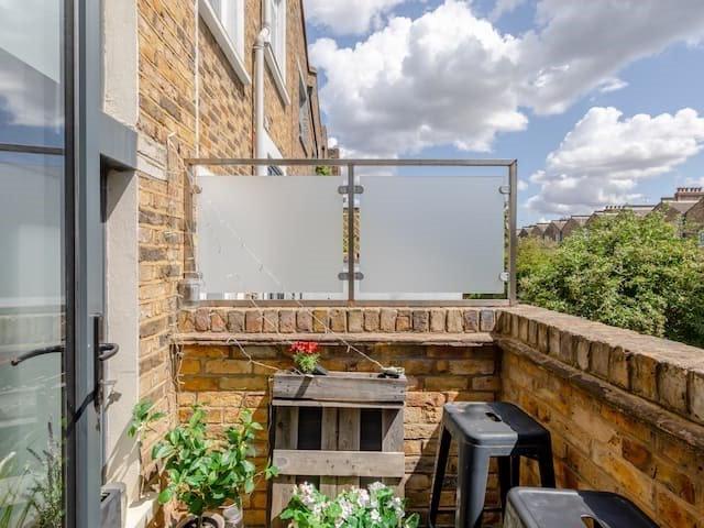2 bedroom property to let in Beatty Road, Stoke Newington £2,400 pcm