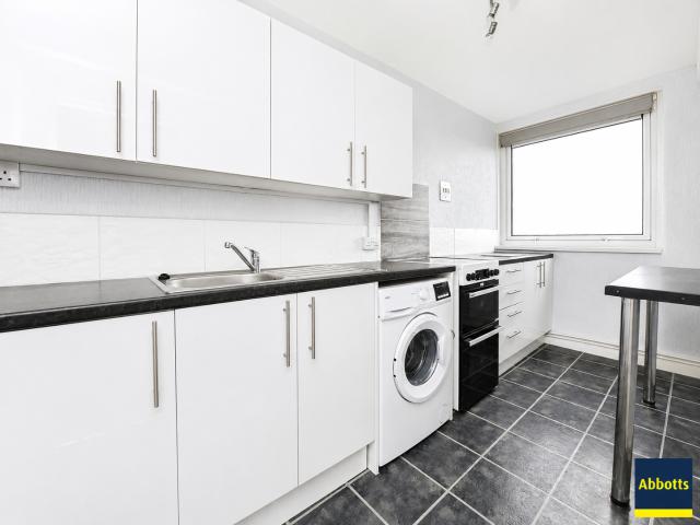 2 bedroom property to let in Beaver Tower, Leigh on Sea £1,100 pcm