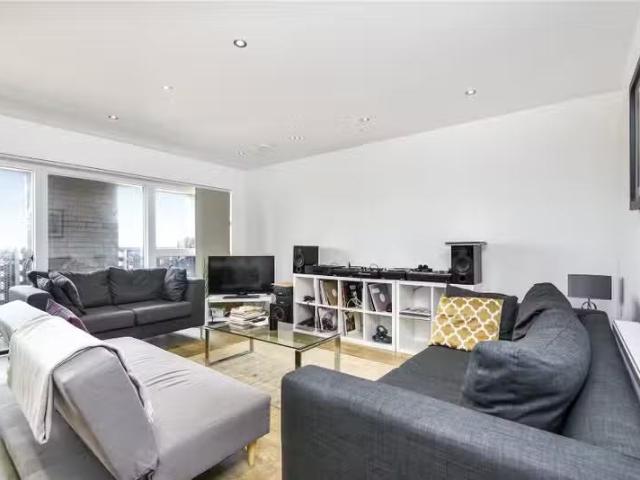 2 bedroom property to let in Bedford Road, London, SW4 £3,00.