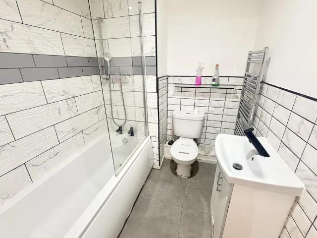2 bedroom property to let in Cygnet Court, Smethwick £1,000 pcm