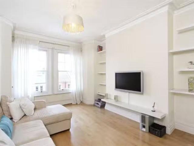 2 bedroom property to let in Cambridge Road, Battersea, London.