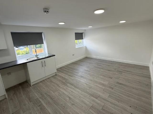 2 bedroom property to let in Cannock Road, Wolverhampton £1,000 pcm