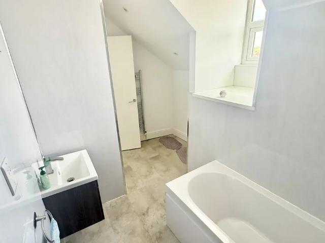 2 bedroom property to let in Cemetery Road, Smethwick £950 pcm