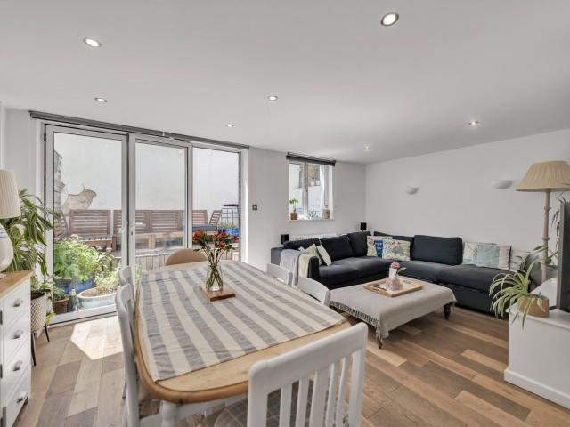2 bedroom property to let in Chalcot Road, London, NW1 £4,300 pcm