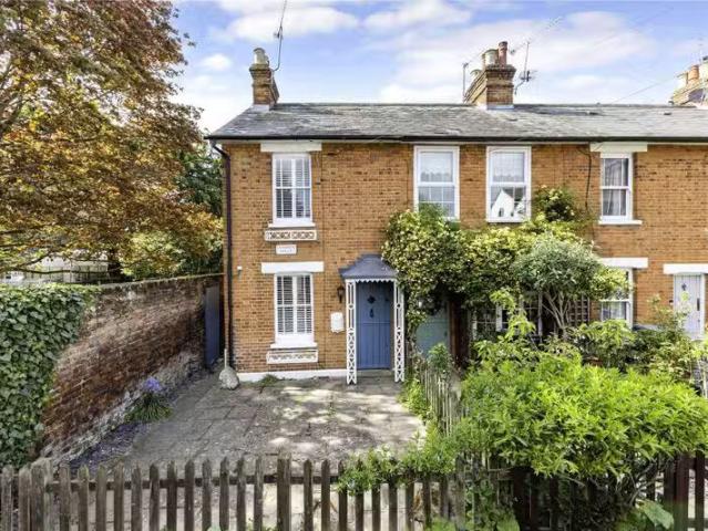 2 bedroom property to let in Church Walk, Chertsey, KT16 £1.