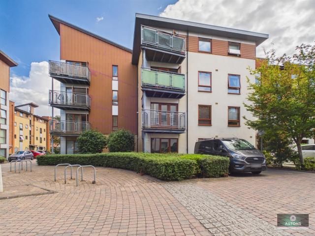 2 bedroom property to let in Commonwealth Drive, Crawley £1,450 pcm
