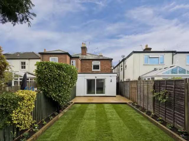 2 bedroom property to let in Elmgrove Road, Weybridge, Surrey.