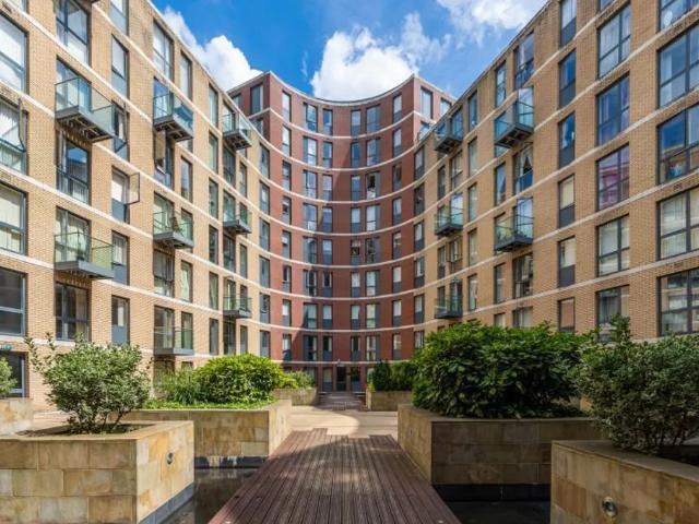 2 bedroom property to let in Essex Street, City Centre £1,200 pcm