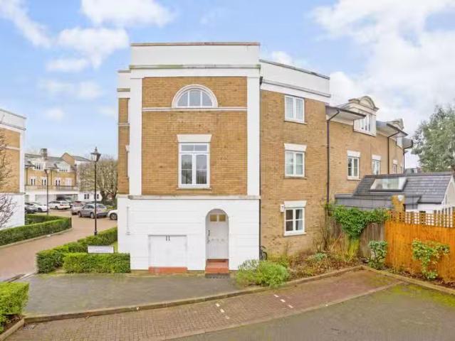 2 bedroom property to let in Huntingdon Gardens, Chiswick, Lon.