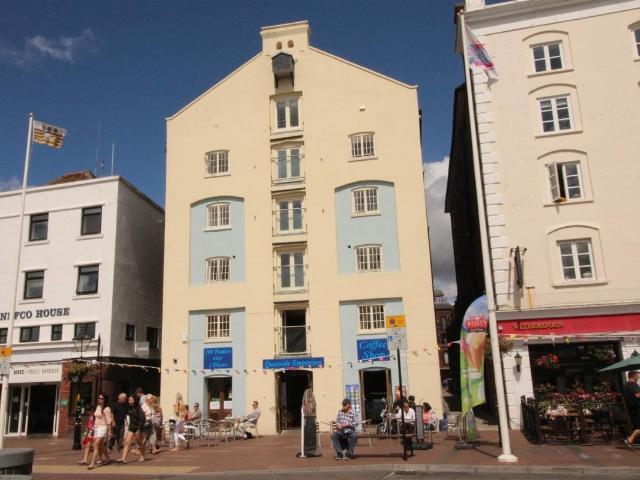 2 bedroom property to let in Henning's Wharf, Poole £1,250 pcm