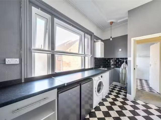 2 bedroom property to let in High Street, Lymington, Hampshire.